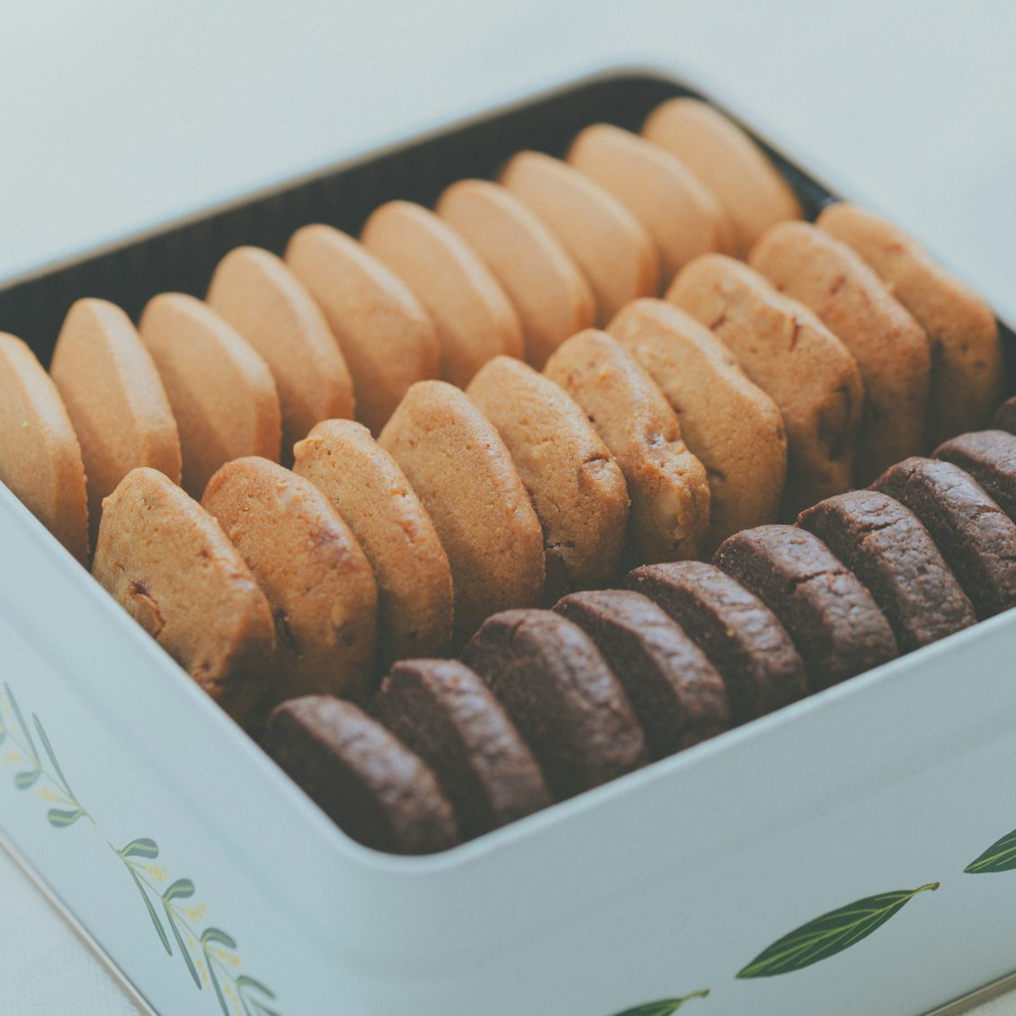 【お一人様1個まで・賞味期限6/23まで】romi-unieとつくった、夜のごほうびサブレ（缶入り / バニラ・マカダミアナッツ・カカオ ...